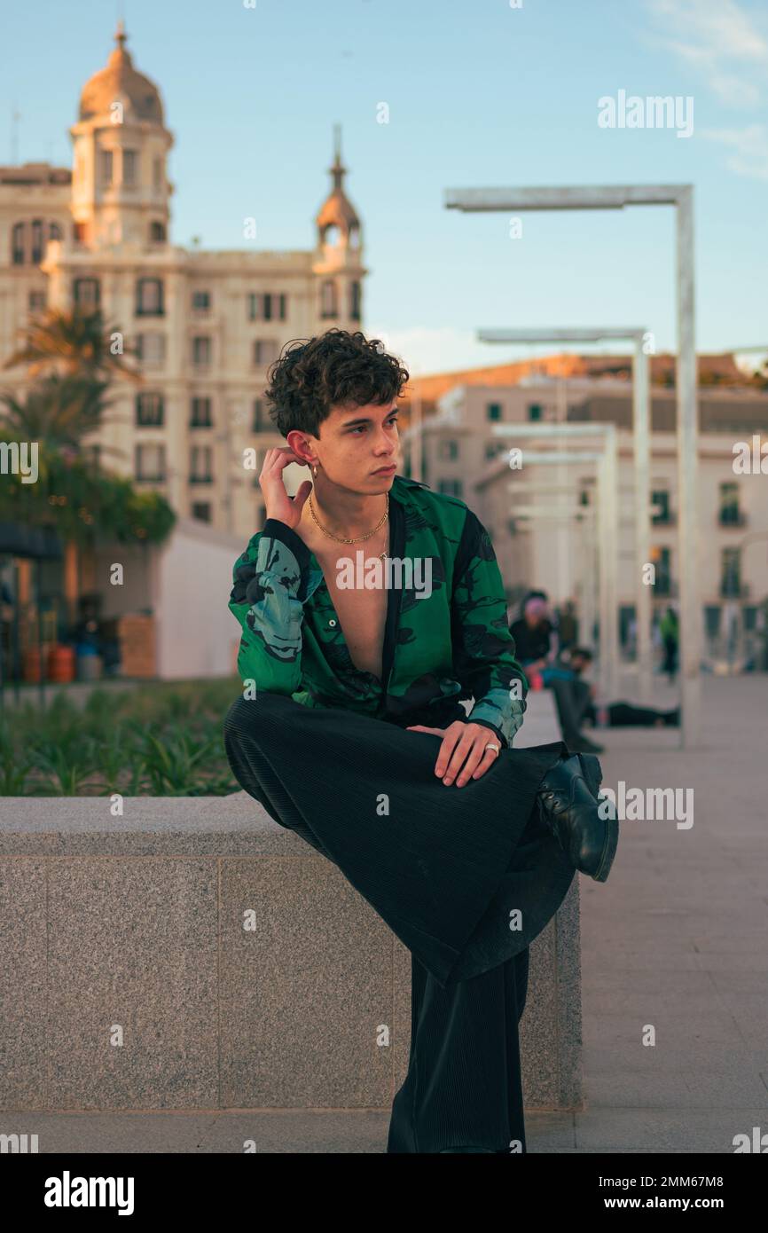 Stylish street poses hi-res stock photography and images - Alamy