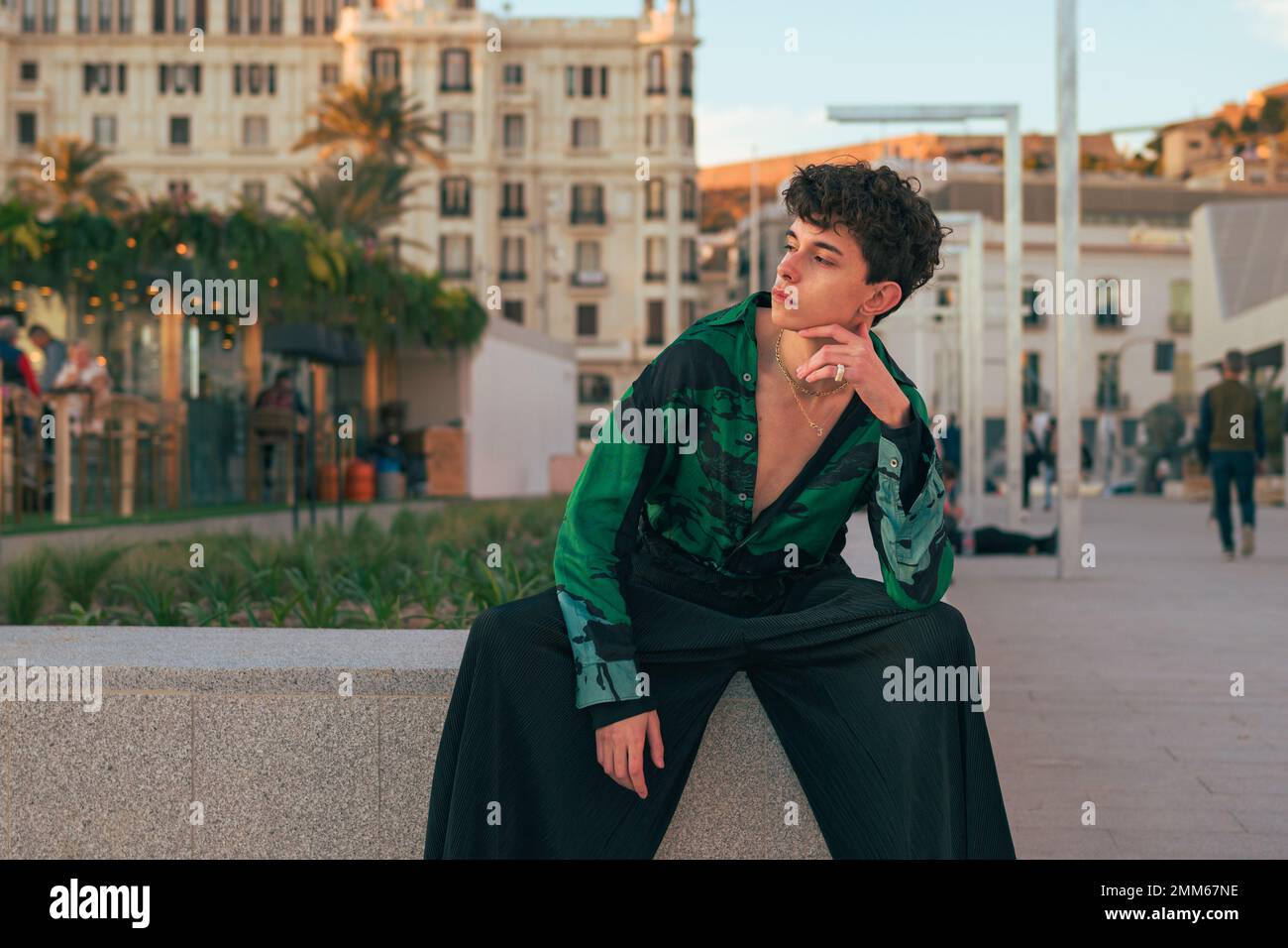 Stylish street poses hi-res stock photography and images - Alamy