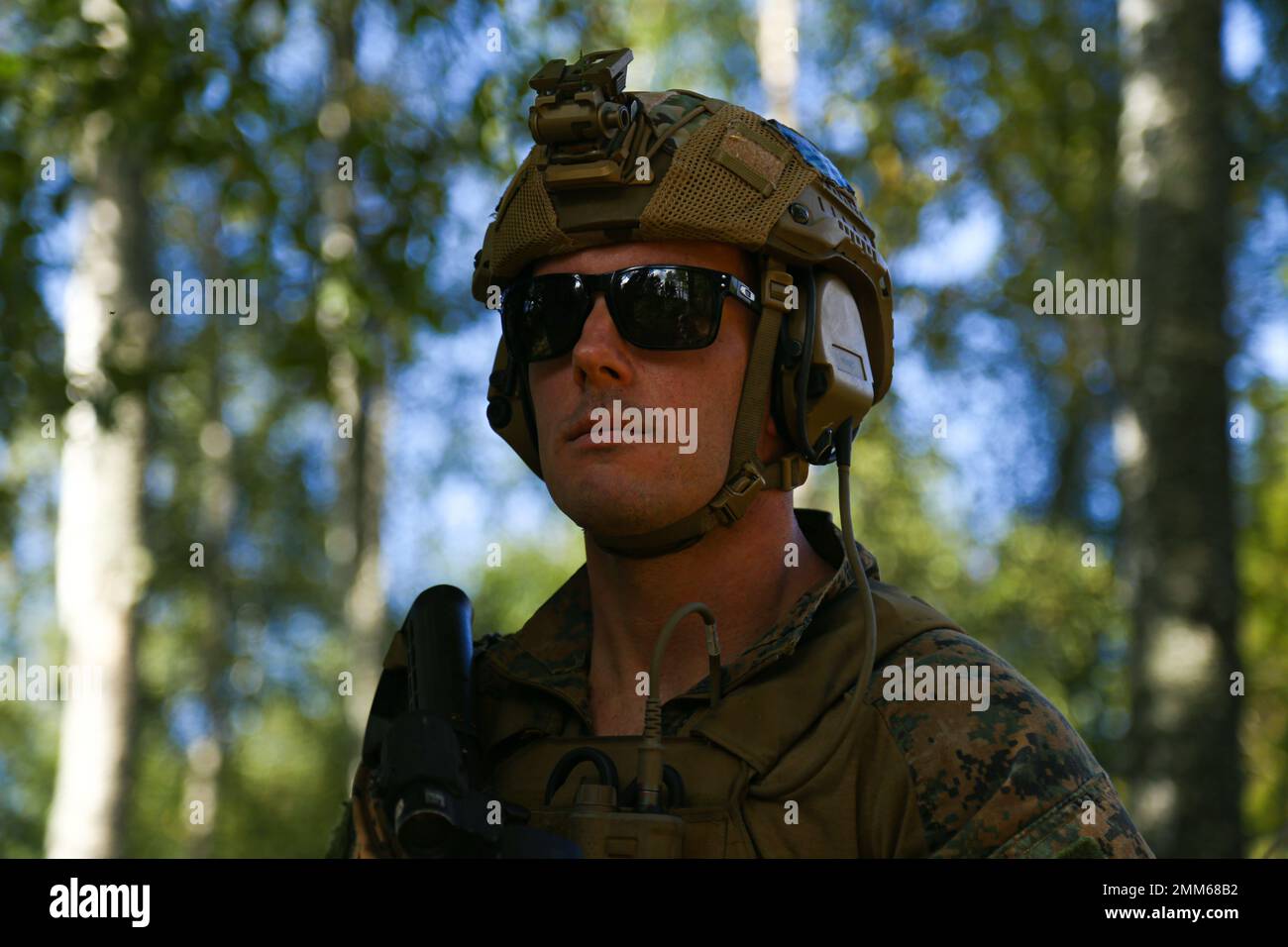 A U.S. Marine with Force Reconnaissance Company, 2d Reconnaissance ...