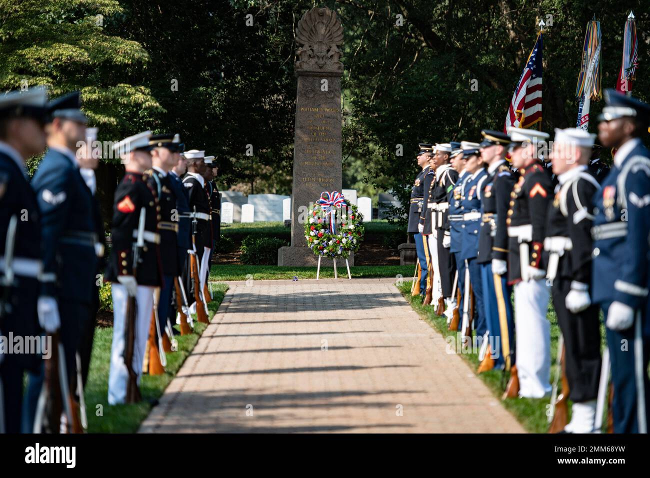 Service members conduct an Armed Forces Full Honor Wreath-Laying ...