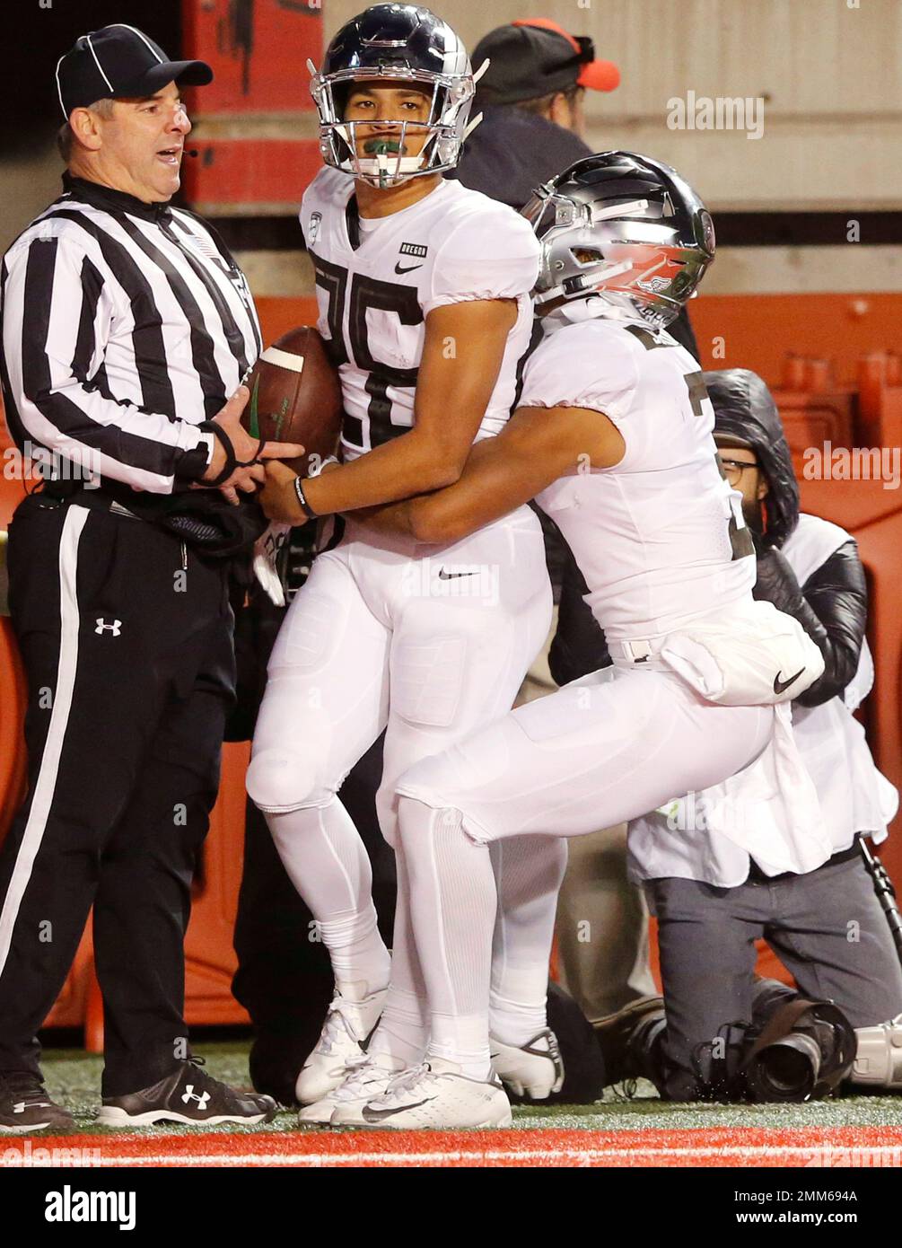 Oregon's Johnny Johnson III, right, lifts Travis Dye (26) after ...
