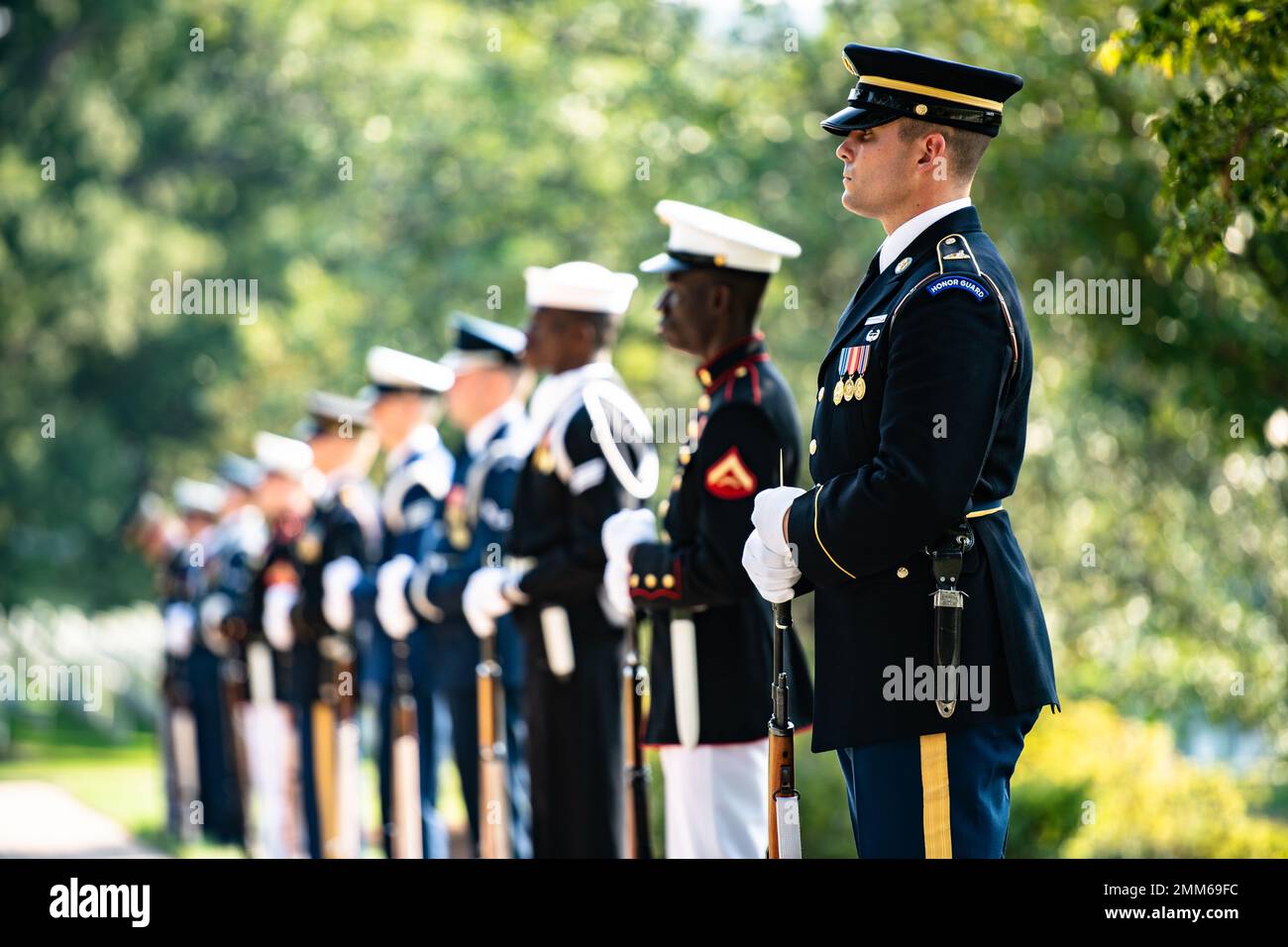 Service members conduct an Armed Forces Full Honor Wreath-Laying ...