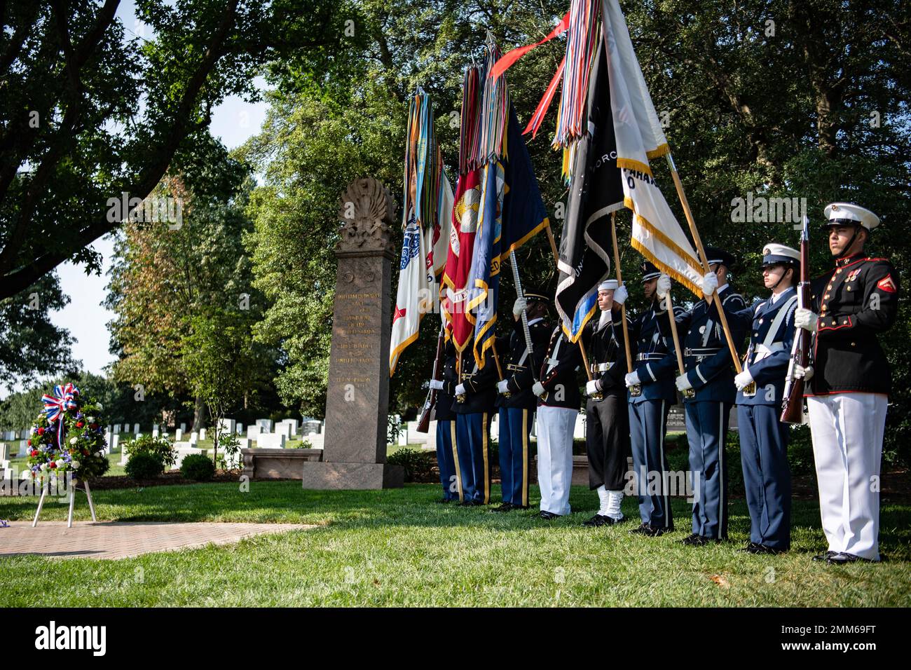 Service members conduct an Armed Forces Full Honor Wreath-Laying ...