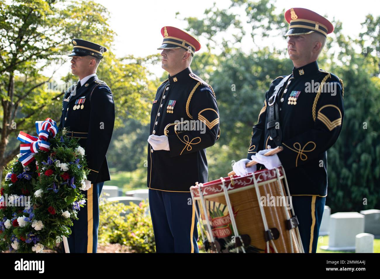 Service members conduct an Armed Forces Full Honor Wreath-Laying ...