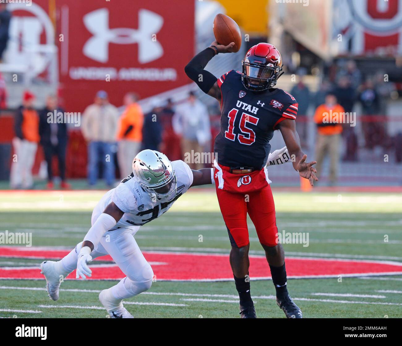 Utah quarterback Jason Shelley (15) throws downfield as Oregon ...