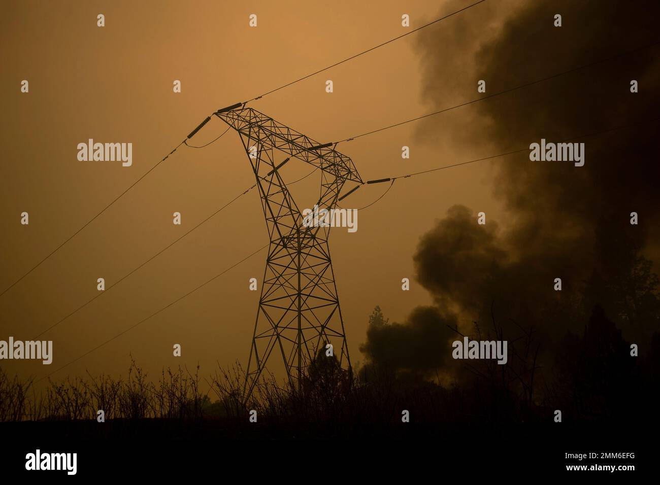 Smoke billows around power transmission lines as the Camp Fire burns in ...