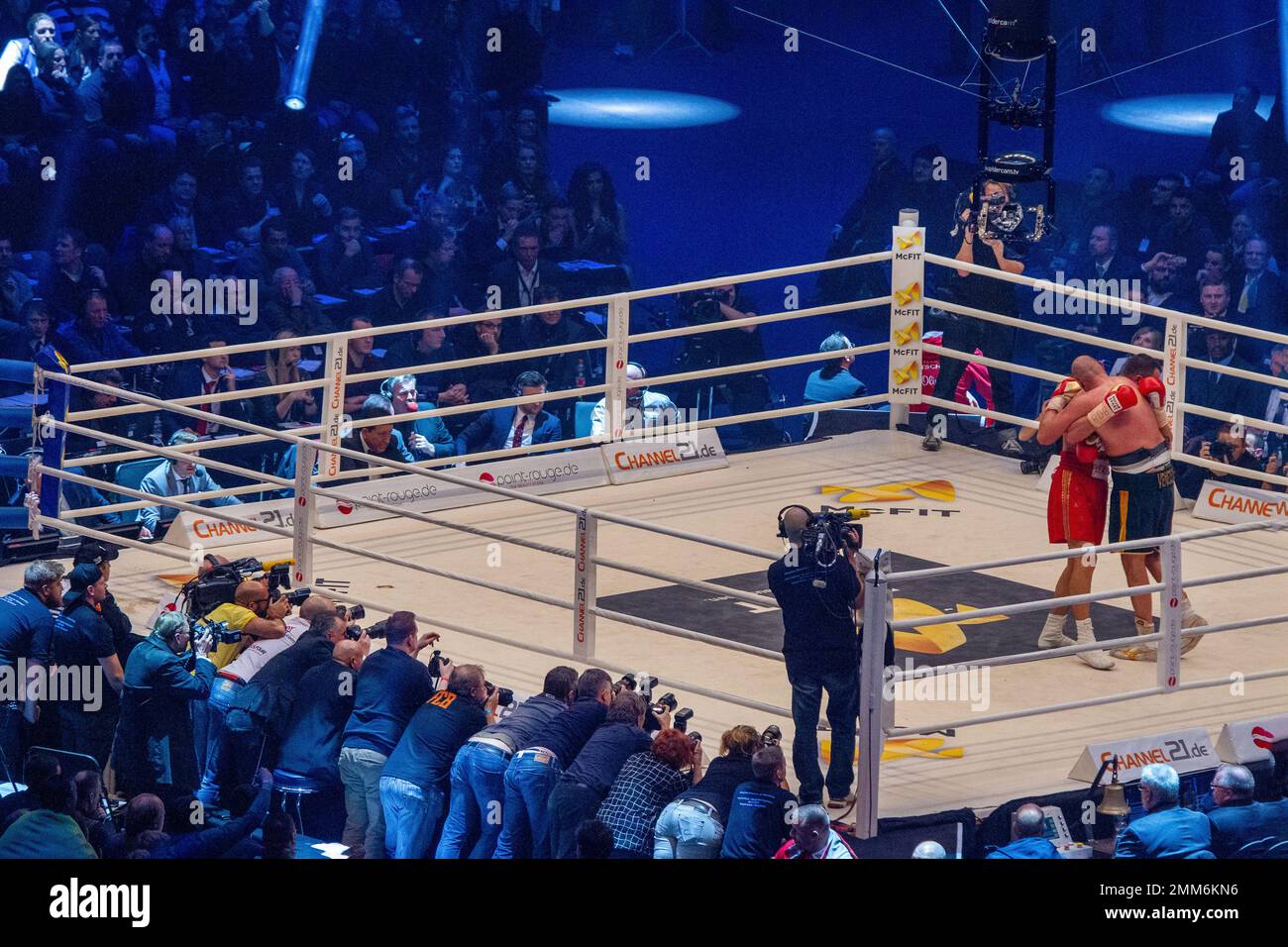 Hugs of big men (little joke): 2 boxers Tyson Fury and Wladimir ...