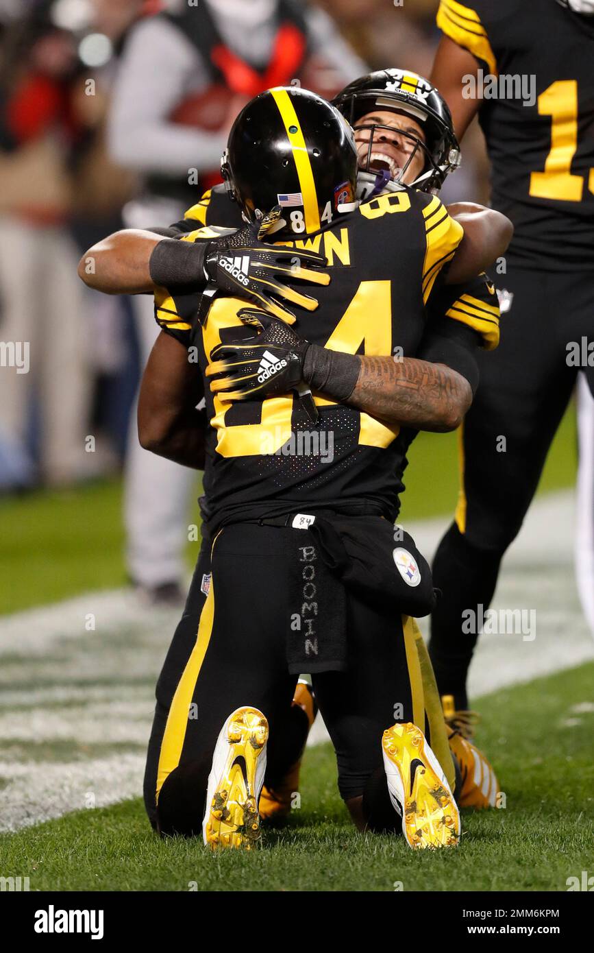 Pittsburgh Steelers running back James Conner (30) celebrates his ...