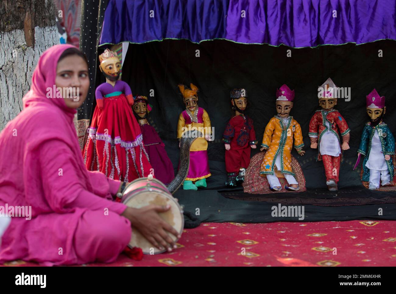 A Pakistani nomad girl sings to perform traditional puppet show at a ...