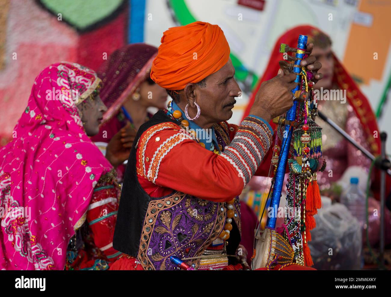 A Pakistani folk artist from the Bheel nomad community fixes his ...