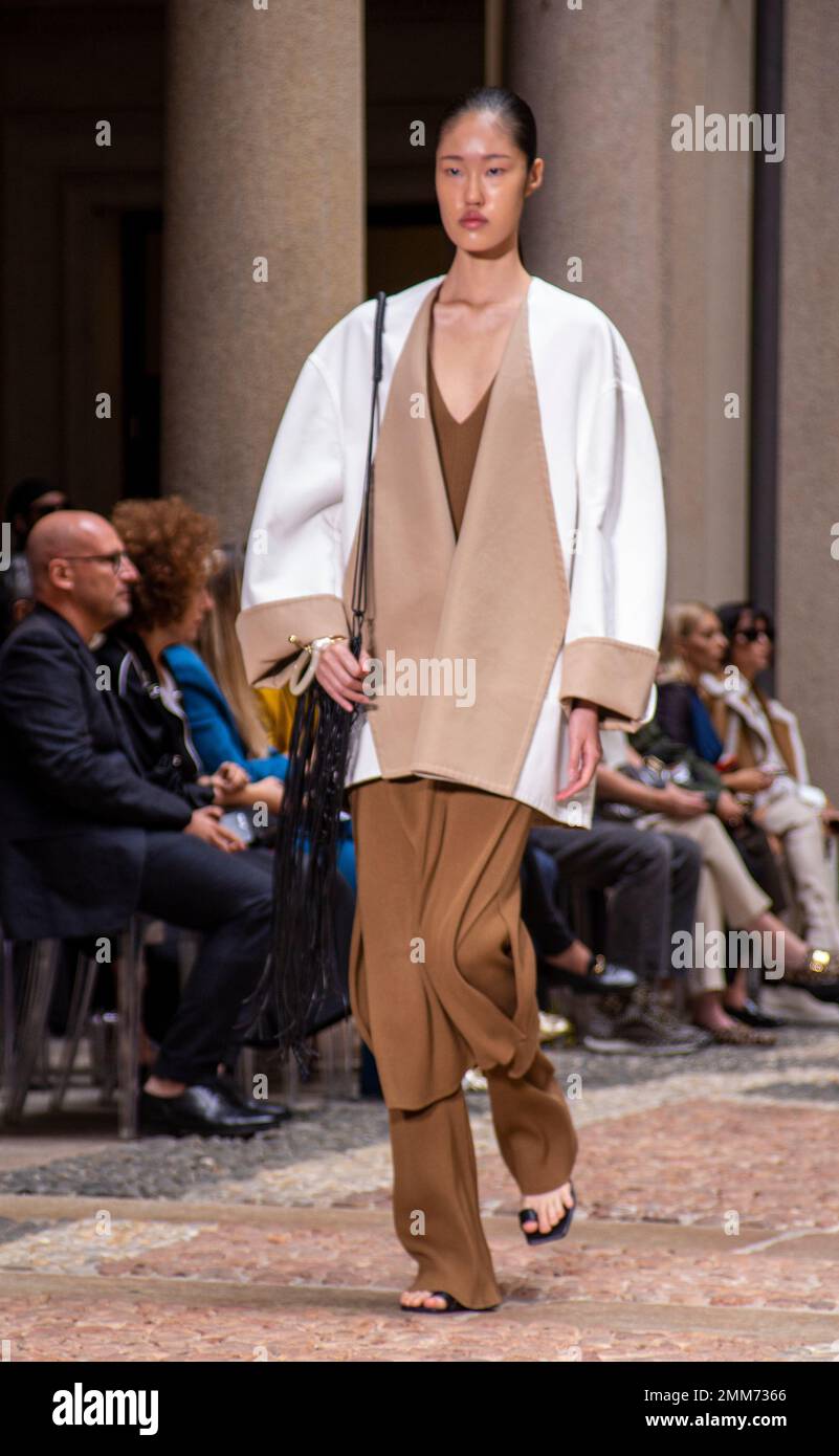 Mfw22 catwalk hi-res stock photography and images - Alamy