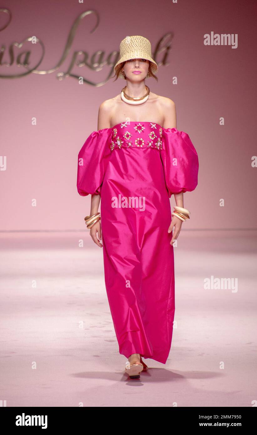 Sfilata luisa spagnoli estate 2022 hi-res stock photography and images - Alamy