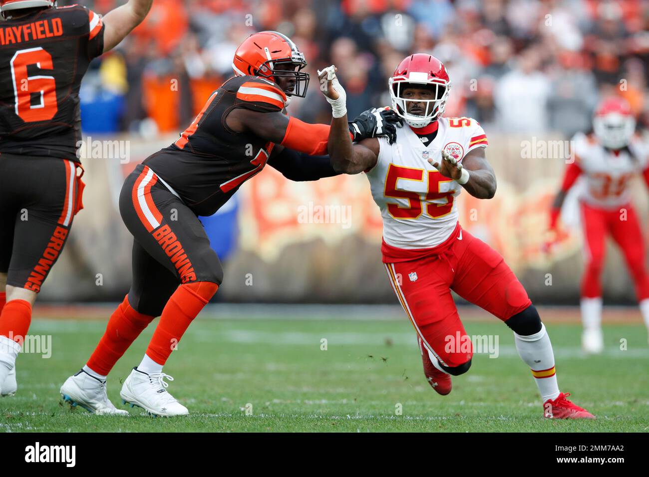 Kansas City Chiefs outside linebacker Dee Ford (55) tries to get around ...