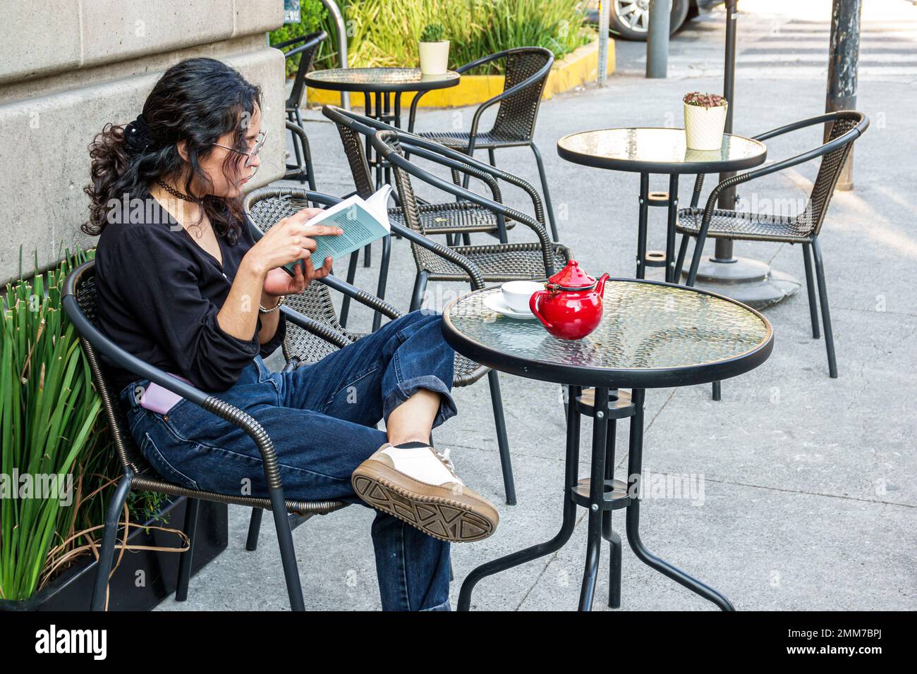 Teen girls reading book hi-res stock photography and images - Alamy