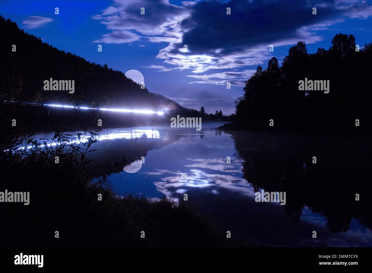 Moon rise over water hi-res stock photography and images - Alamy