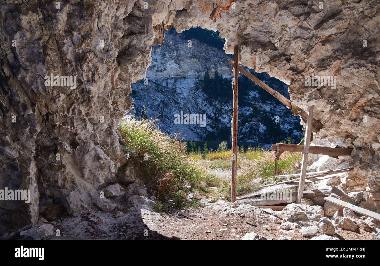 Old abandoned quarry hi-res stock photography and images - Alamy
