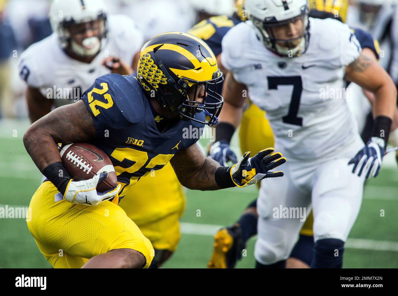 Michigan running back Karan Higdon (22) rushes in the first quarter of ...