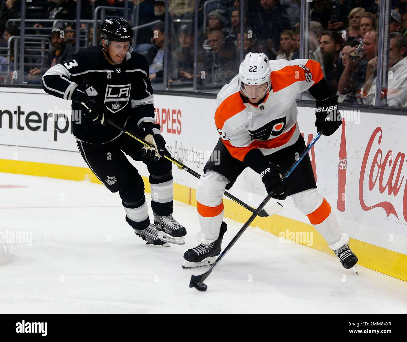 Los Angeles Kings defenseman Dion Phaneuf (3) and Philadelphia Flyers ...