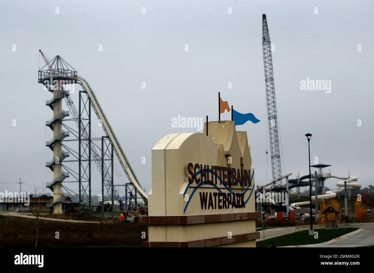 Crews dismantle the 17-story Verruckt waterslide at the Schlitterbahn ...