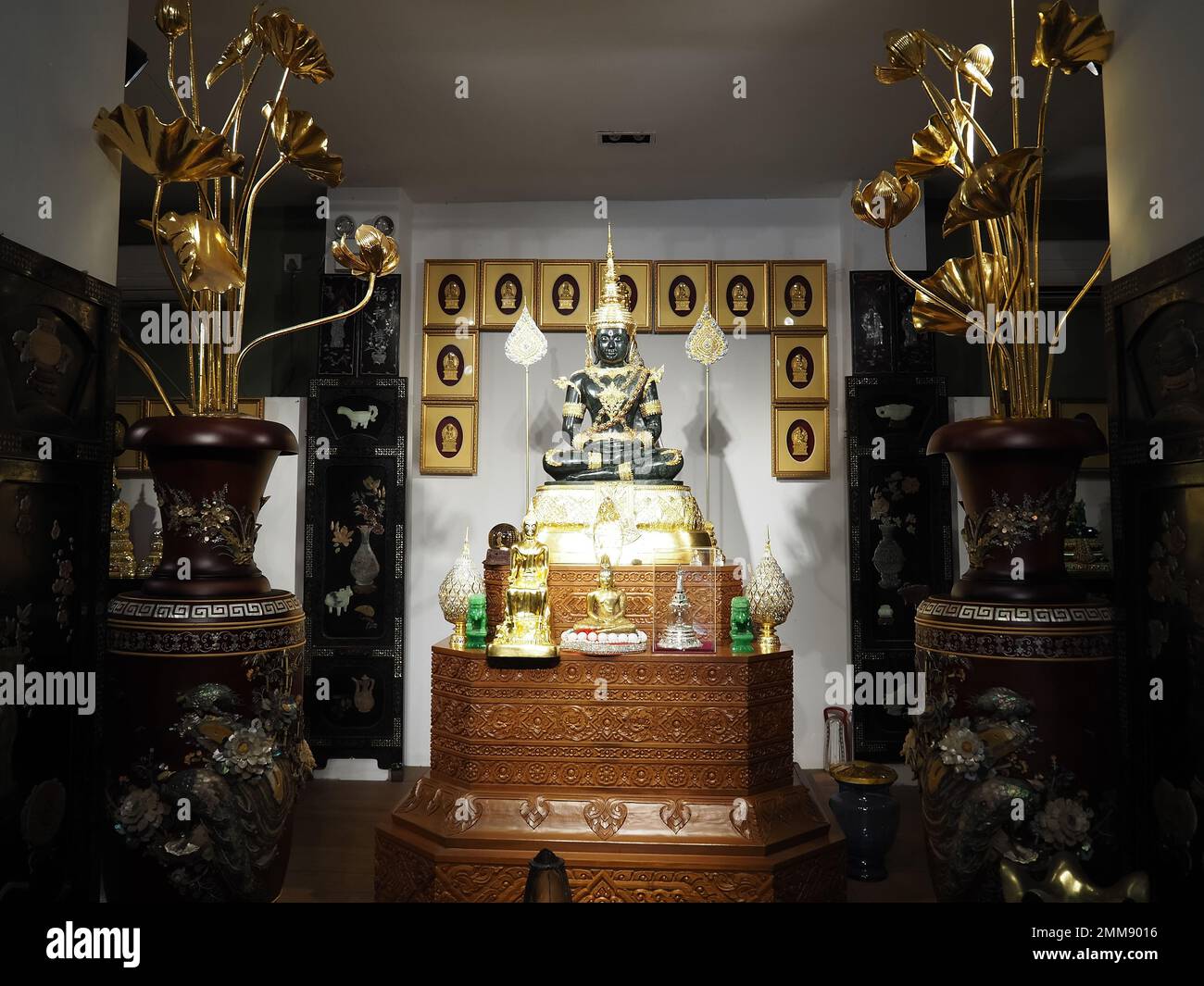Jade Buddha statue, Gangaramaya Buddhist Temple, Colombo city, Western ...
