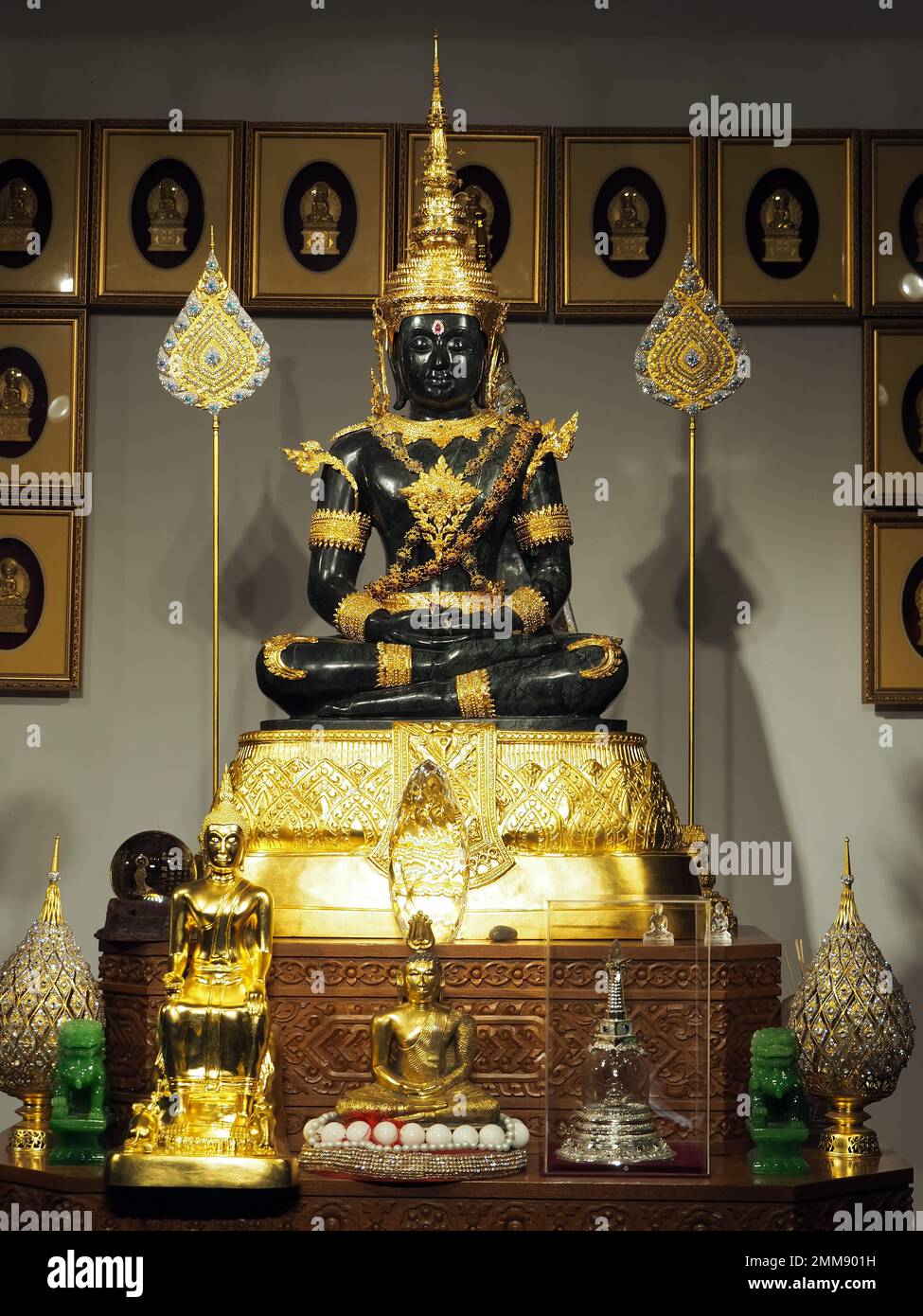 Jade Buddha statue, Gangaramaya Buddhist Temple, Colombo city, Western ...