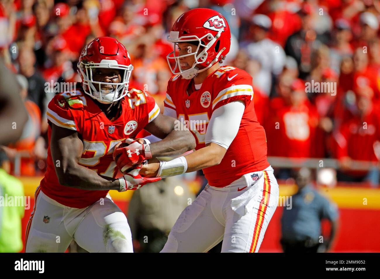 Kansas City Chiefs quarterback Patrick Mahomes (15) hands off the ball ...