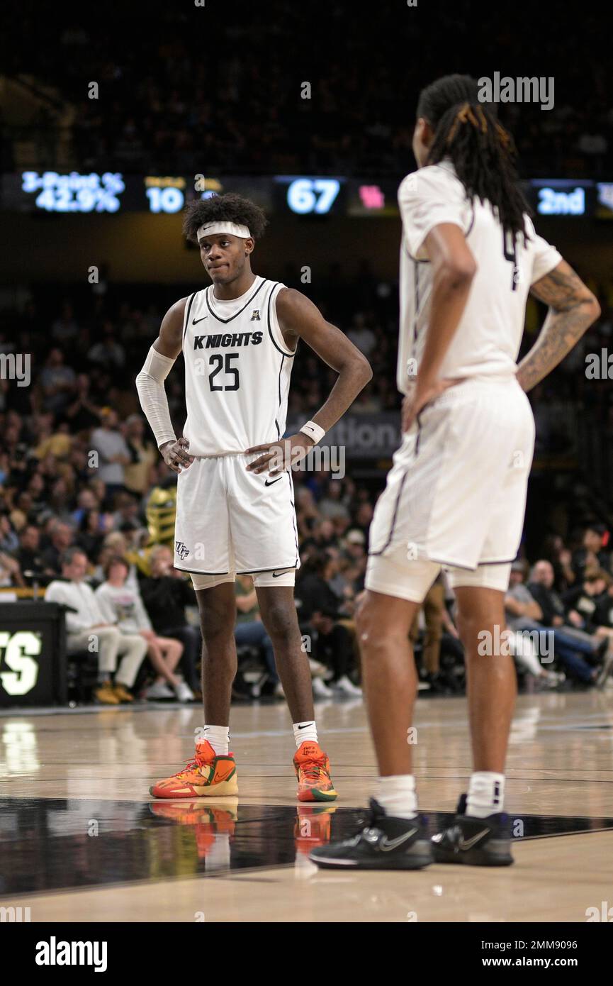 Central Florida forward Taylor Hendricks (25) sets up for a foul shot ...
