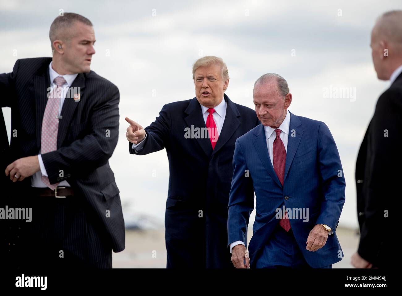 Former Conseco chief executive Steve Hilbert, second from right, greets ...