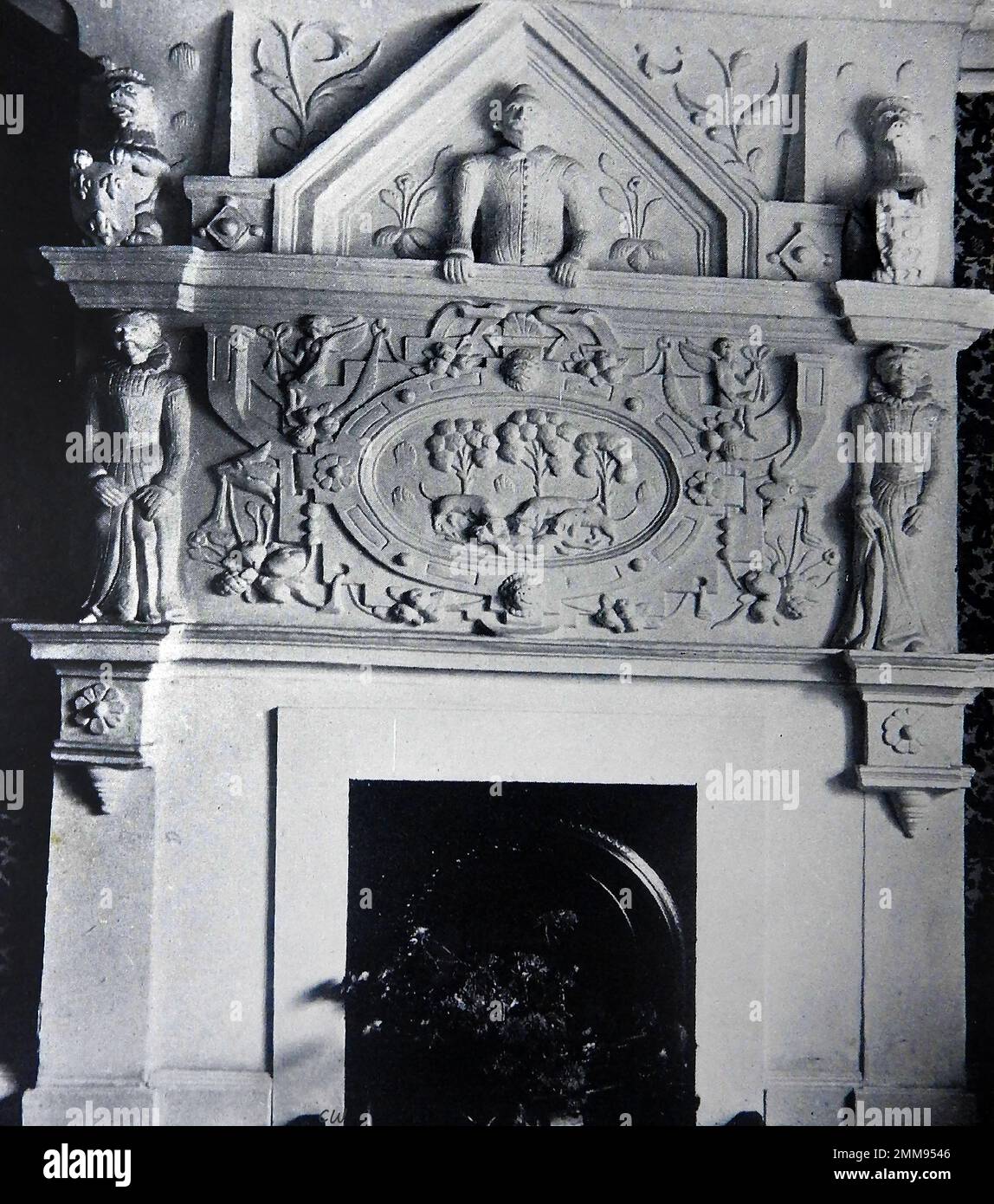 Medieval fireplace hi-res stock photography and images - Alamy