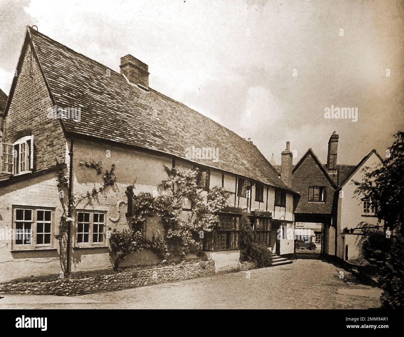 British pubs inns & taverns - A circa 1940 old photograph of the ... British pubs inns & taverns - A circa 1940 old photograph of the ...