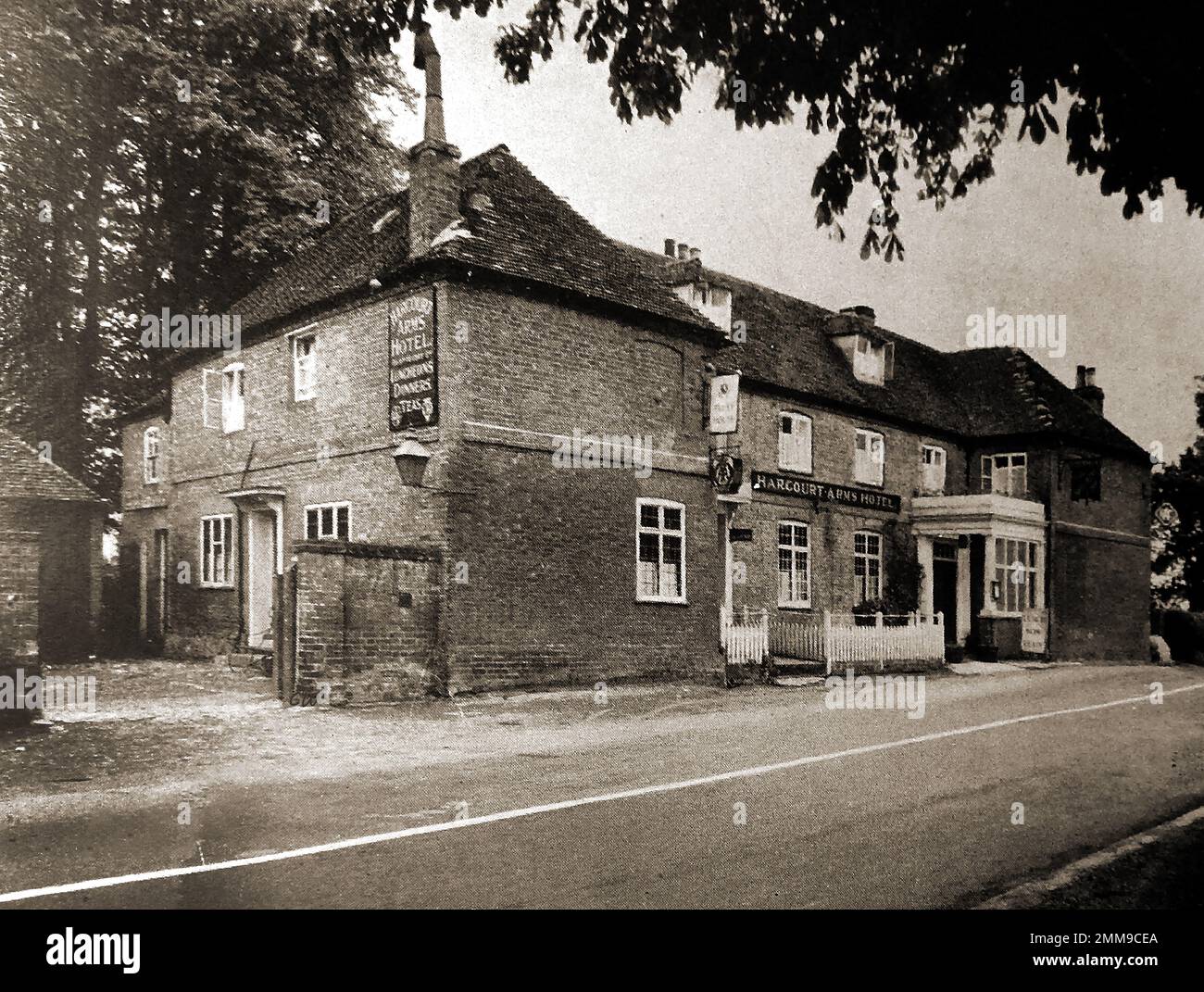 British pubs inns & taverns - A circa 1940 old photograph of the Grade ...