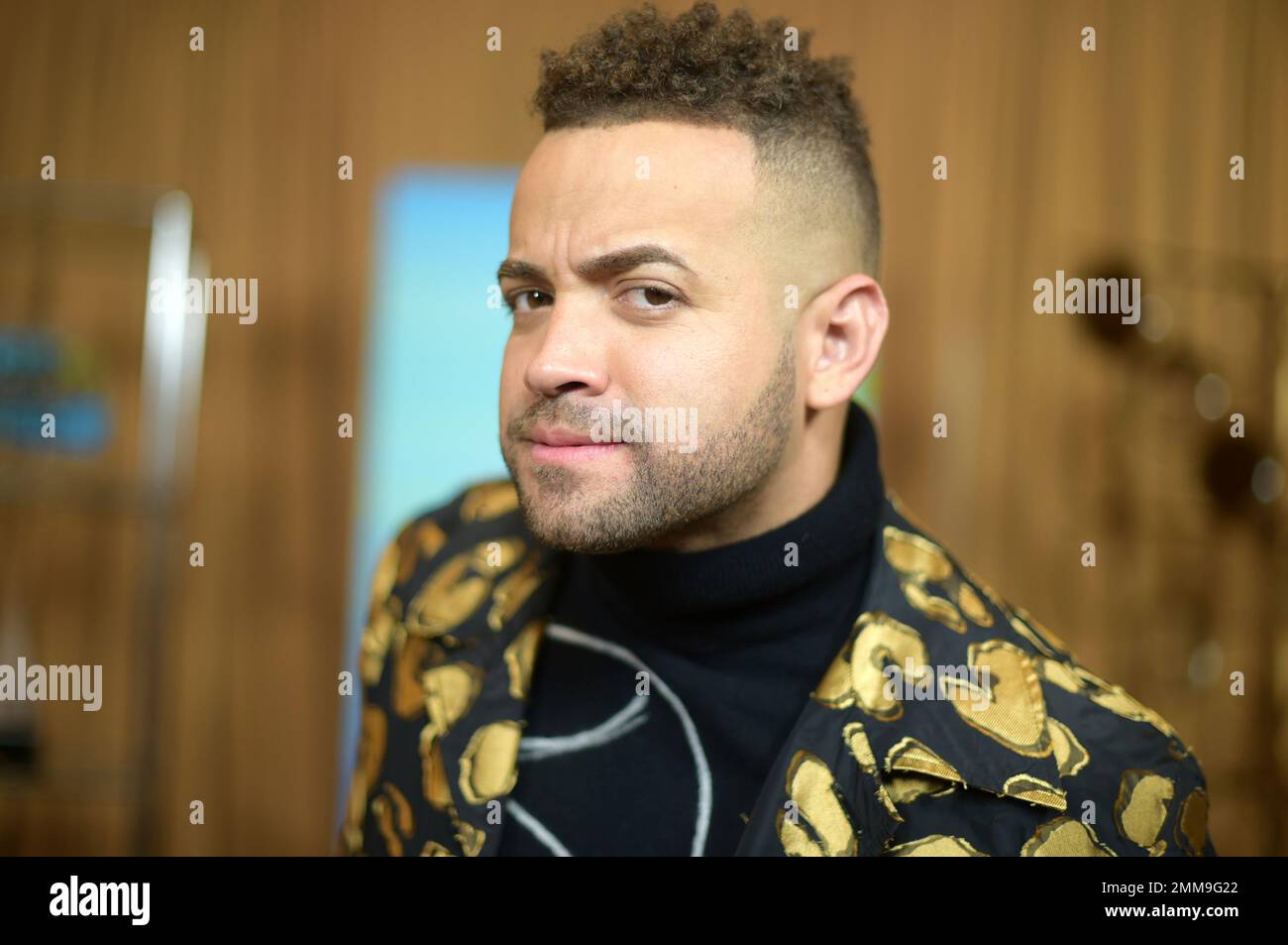 Nacho poses backstage with the award for Favorite Tropical Song for ...