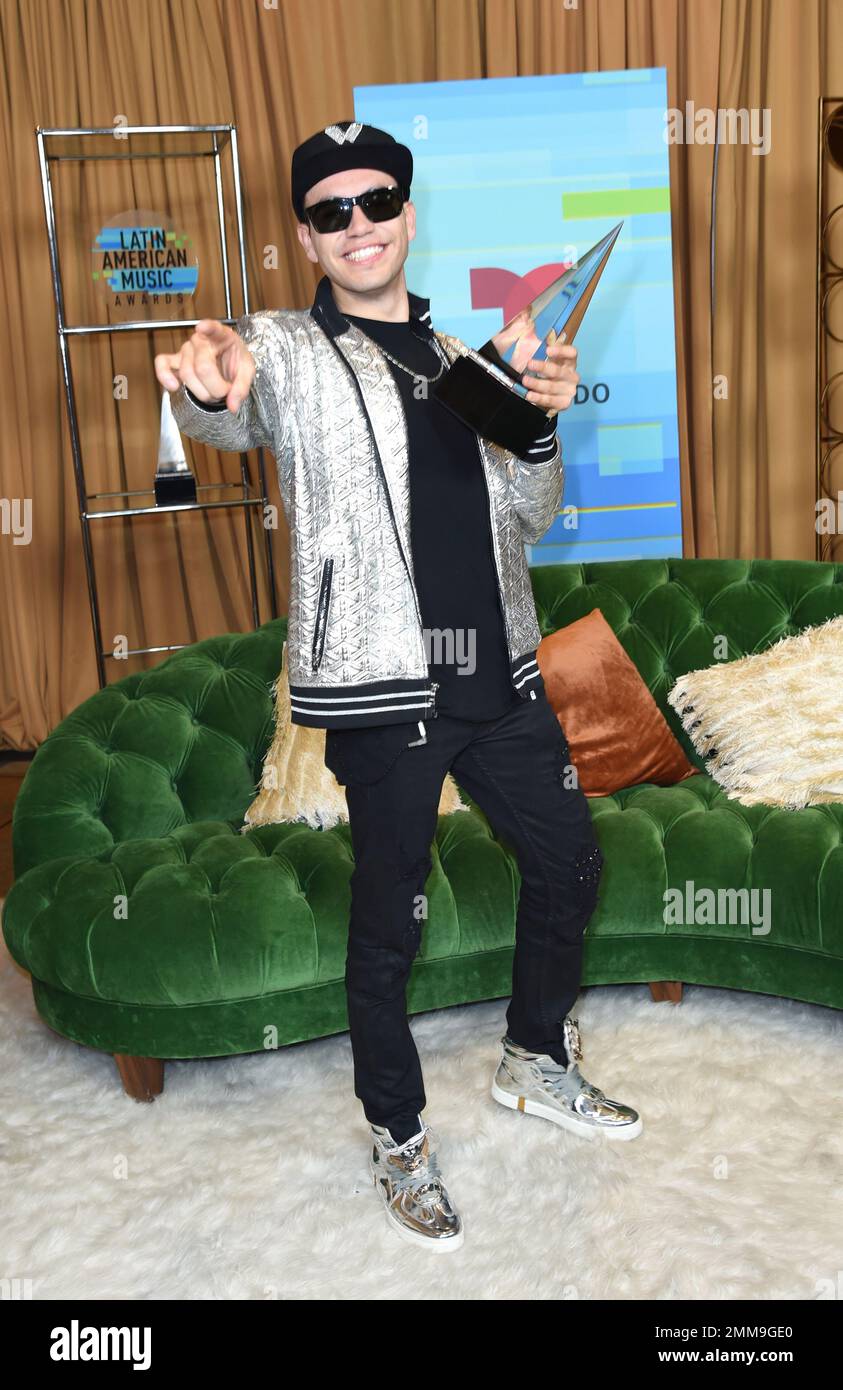 Raymix poses backstage with the award for favorite regional Mexican ...