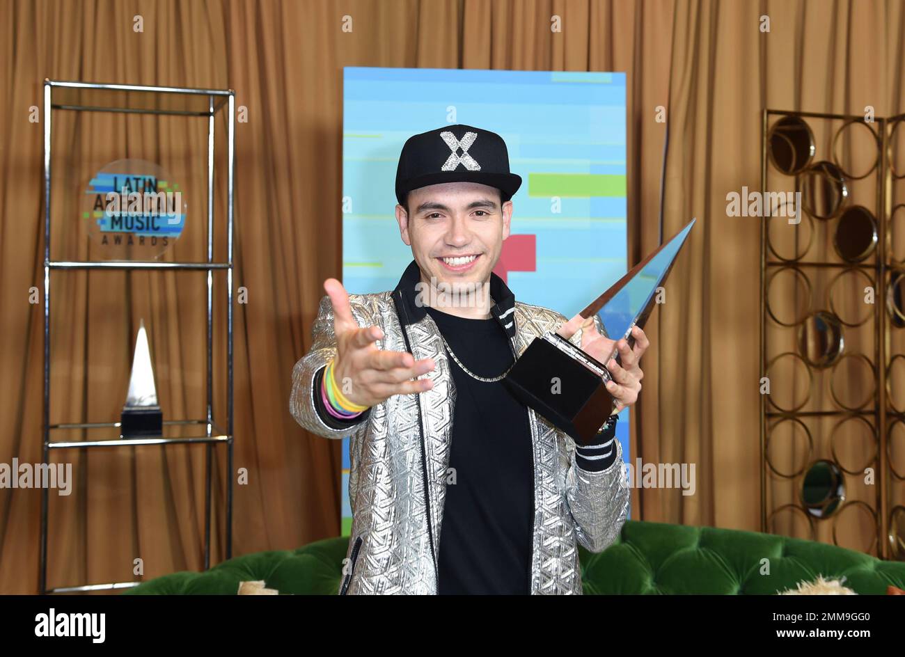 Raymix poses backstage with the award for favorite regional Mexican ...