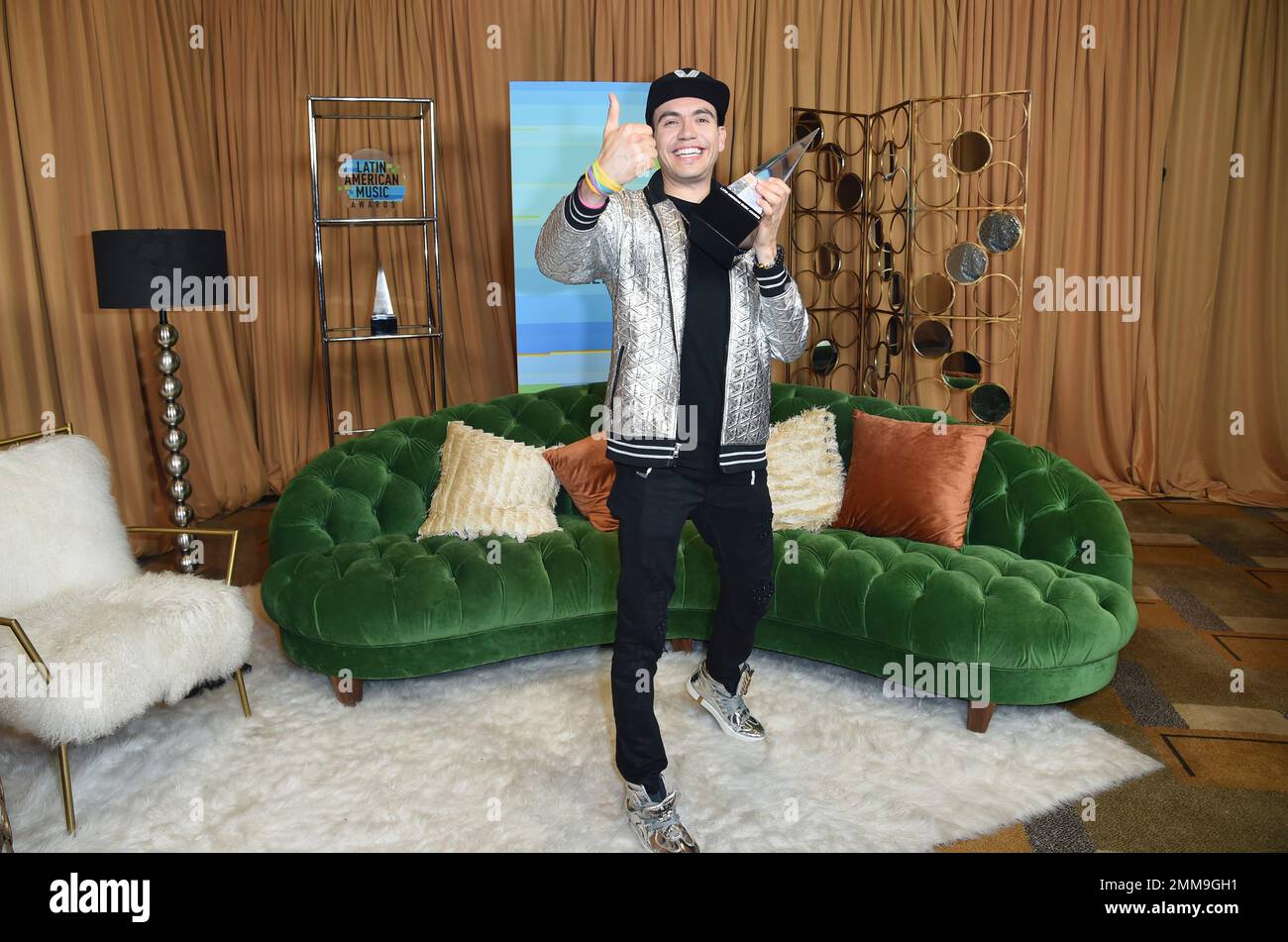 Raymix poses backstage with the award for favorite regional Mexican ...