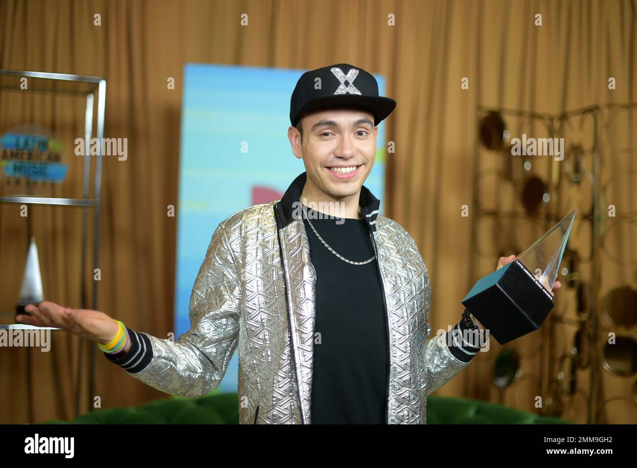 Raymix poses backstage with the award for favorite regional Mexican ...