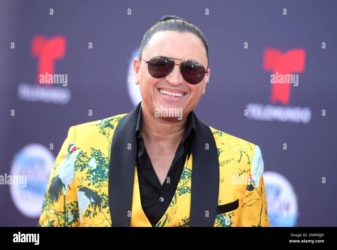 Elvis Crespo arrives at the Latin American Music Awards at the Dolby ...