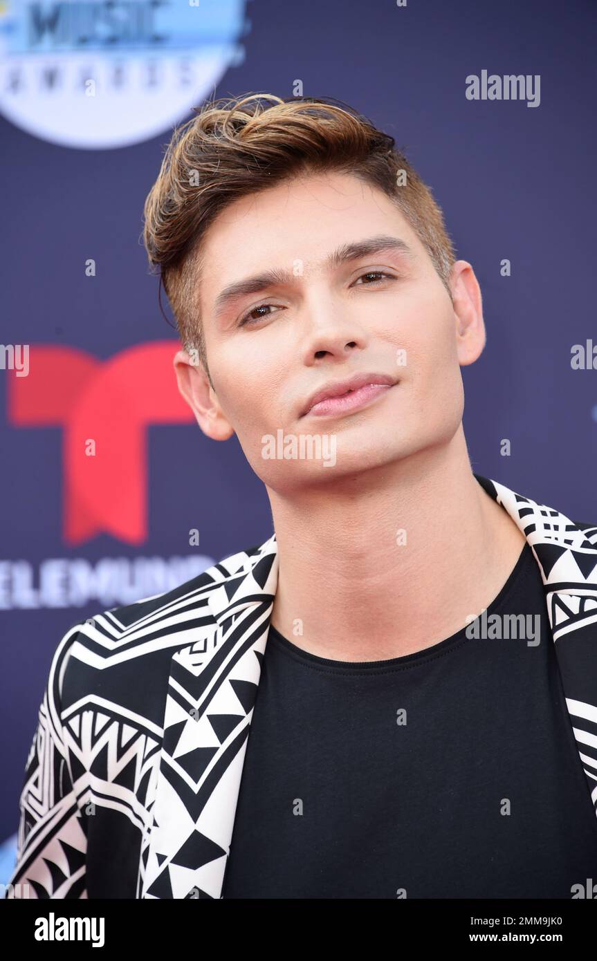 Christian Acosta arrives at the Latin American Music Awards at the ...