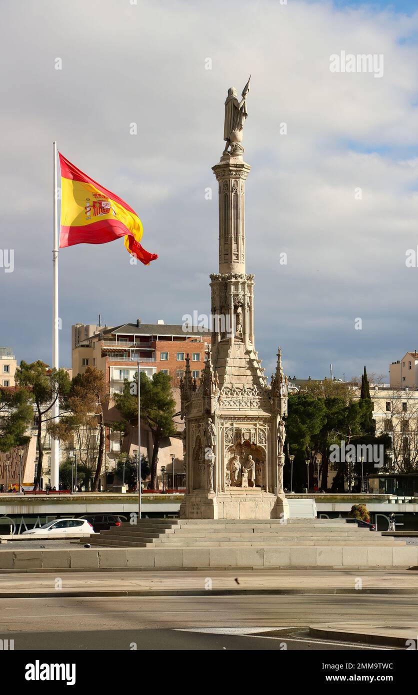 Sculpture of Christopher Columbus on a column and Spanish flag Plaza de ...