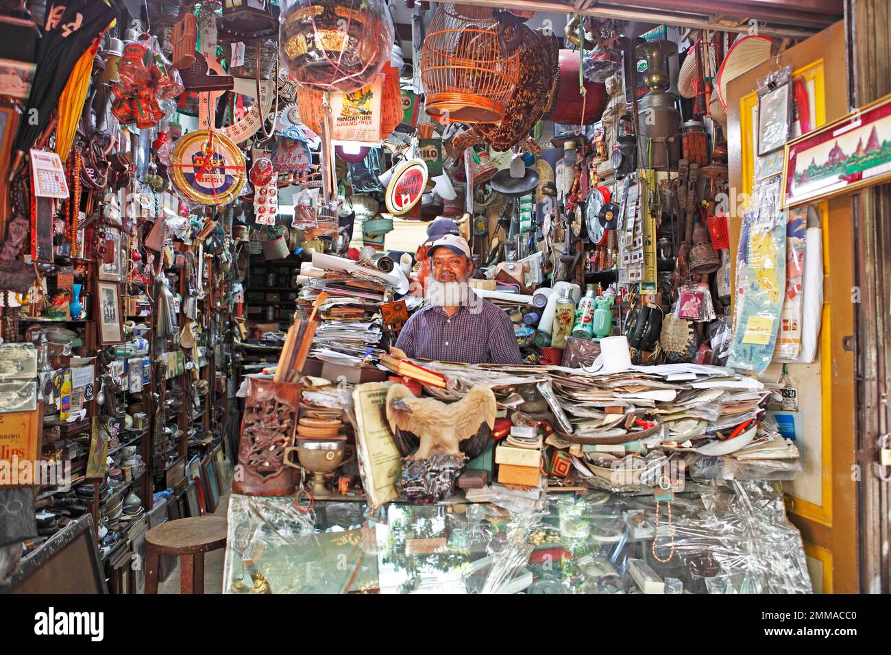 Junk shop on Telok Ayer Street, Chinatown, Singapore Stock Photo - Alamy