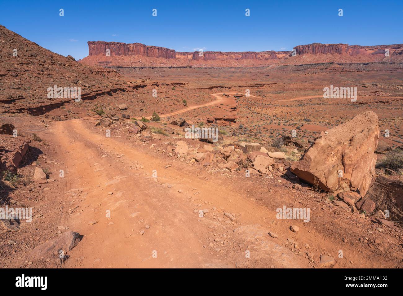 hiking the murphy trail loop in the island in the sky in canyonlands ...
