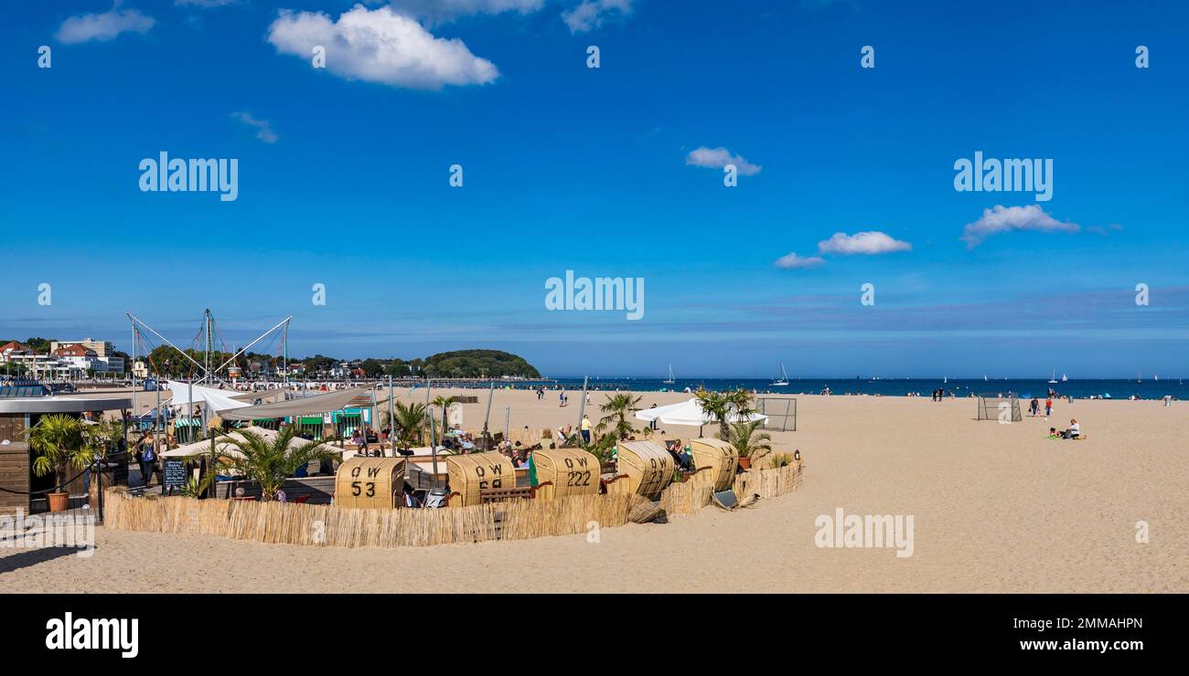 Beach bar Lighthouse Lounge on the spa beach, Baltic resort Travemuende ...
