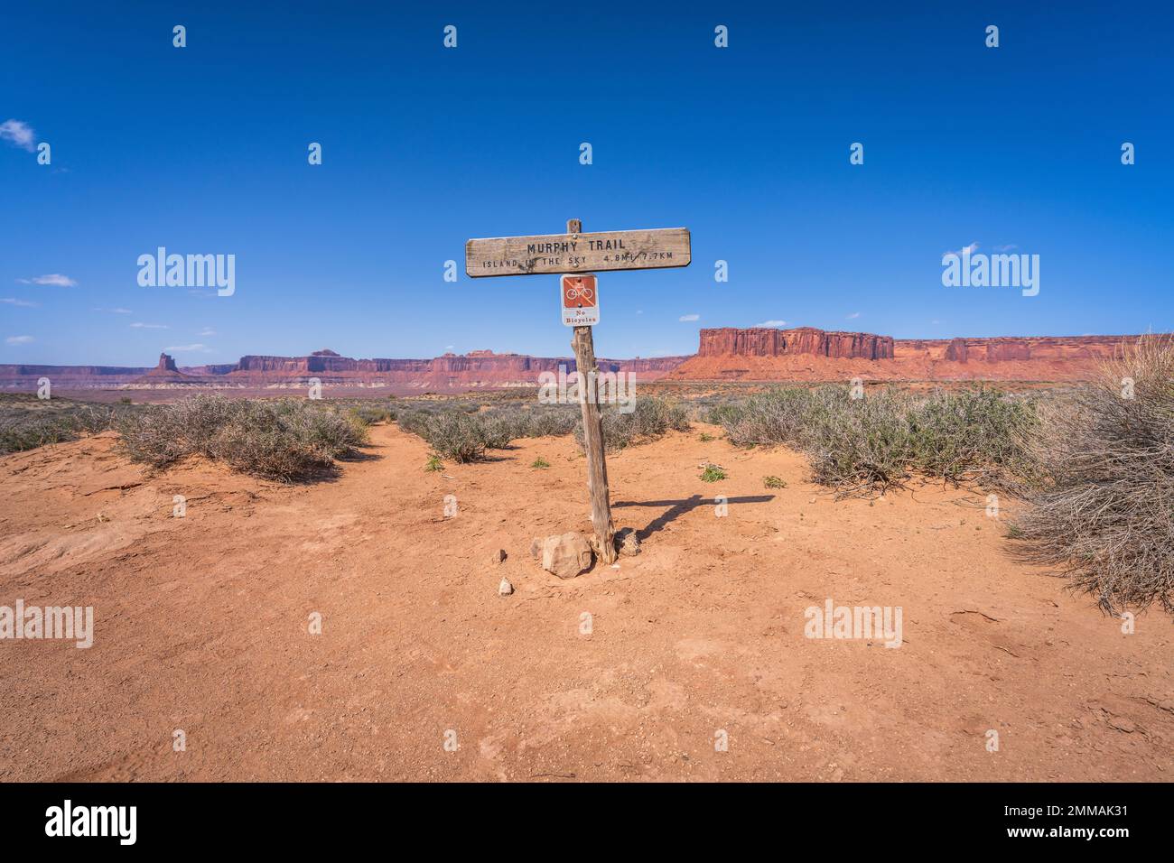 hiking the murphy trail loop in the island in the sky in canyonlands ...