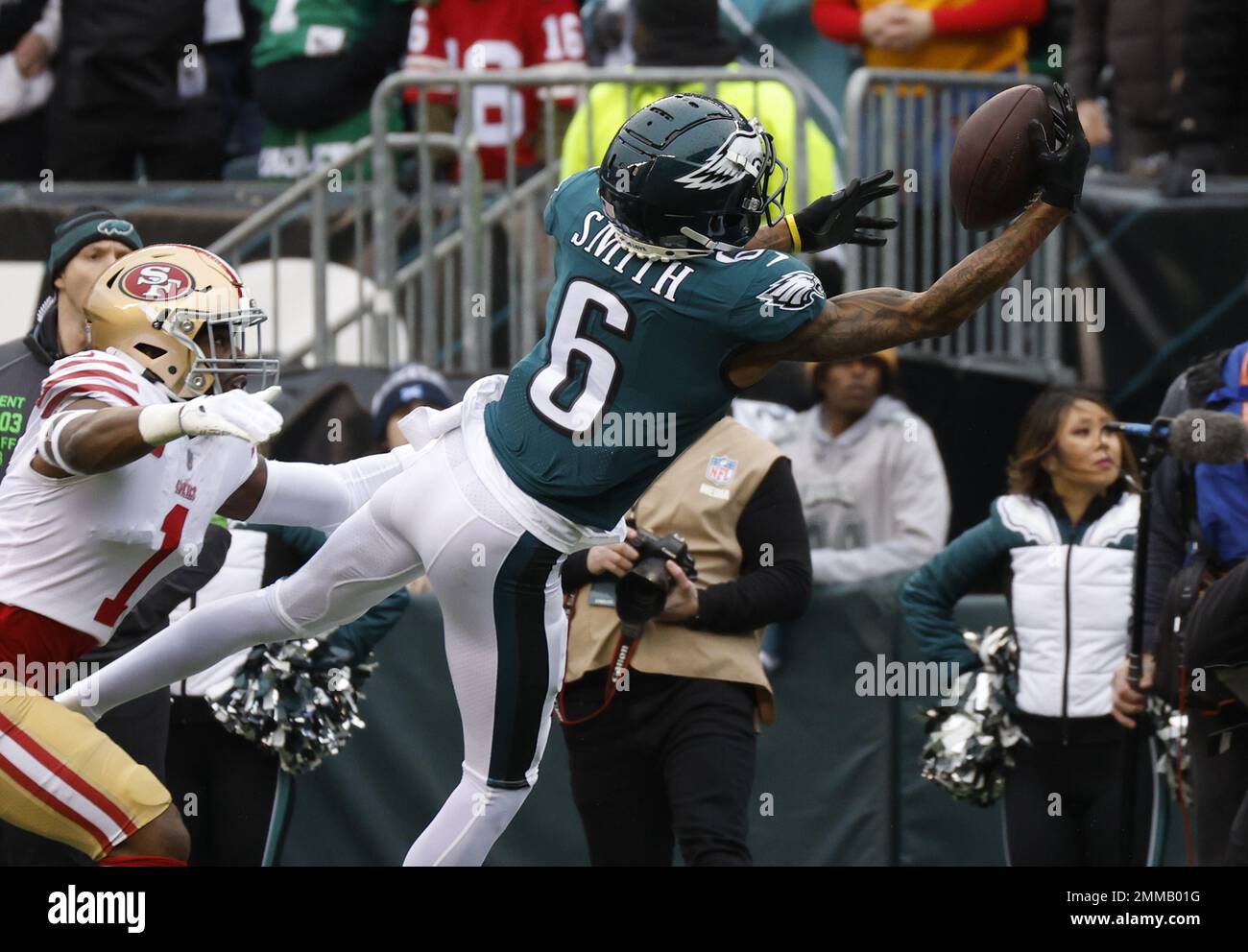 Devonta smith eagles hi-res stock photography and images - Alamy