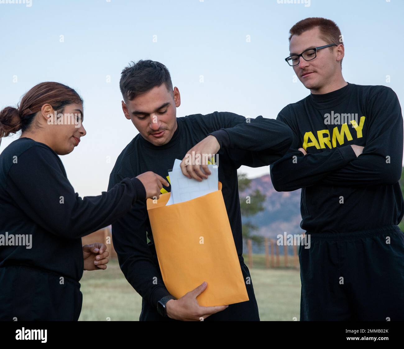Soldiers bonding hi-res stock photography and images - Alamy