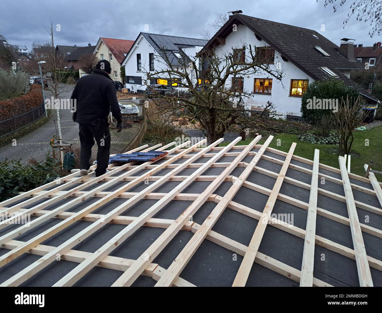 Lattung und Konterlattung auf dem Dach eines Gartenhauses Stock Photo ...