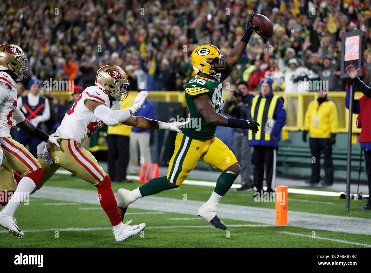 Green Bay Packers running back Ty Montgomery (88) runs to the end zone ...