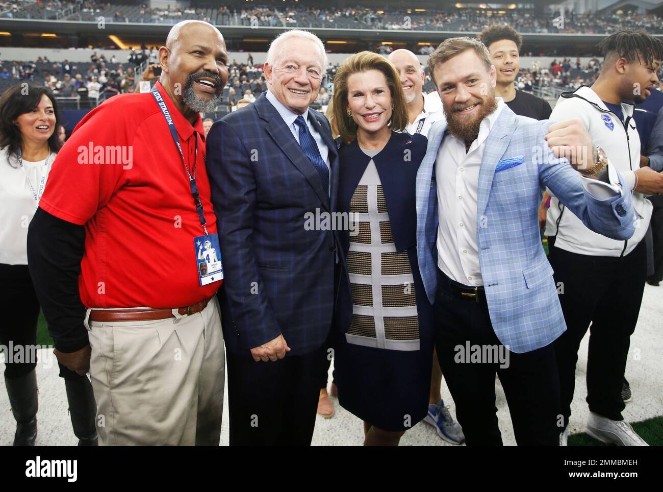 (L to R) X-ray Technician Theodore Wells, Dallas Cowboys owner Jerry ...