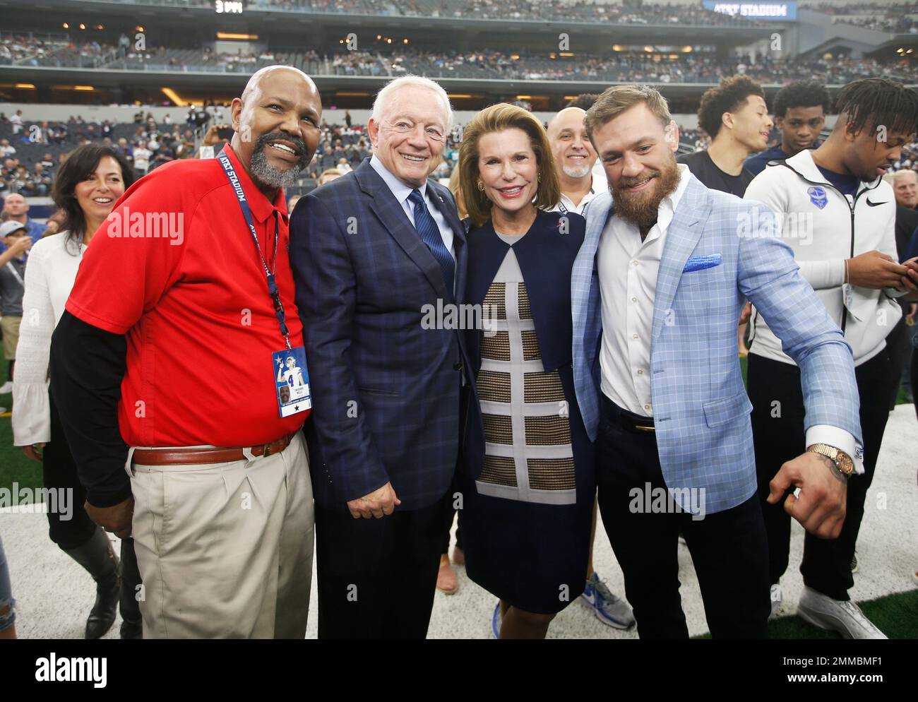 (L to R) X-ray Technician Theodore Wells, Dallas Cowboys owner Jerry ...