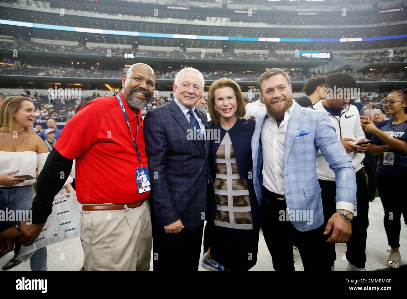 (L to R) X-ray Technician Theodore Wells, Dallas Cowboys owner Jerry ...